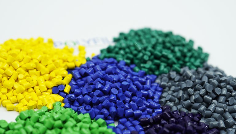 Plastic color masterbatch & pigments - Which one is better?